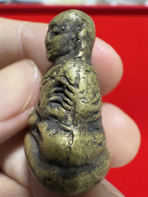 หลวงพ่อเงินพิมพ์ขี้ตาสามชายสร้อยสัฃวาล Ennxo