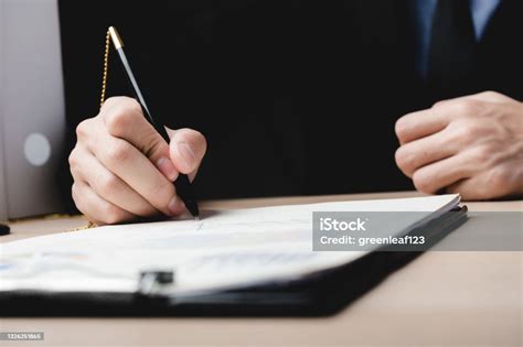 비즈니스 금융 문서 승인 사무실에서 계약 서류에 서명 하는 사업가 성공 서명 투자 종이에 대 한 회의 사람들 모기지 및 대출