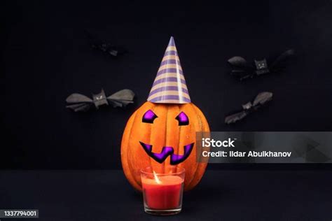 할로윈 휴일 종이 모자에 조각 된 재미 호박 종이 박쥐와 어두운 배경에 불타는 촛불 공간을 복사합니다 가을 시즌 10월에 대한 스톡 사진 및 기타 이미지 Istock