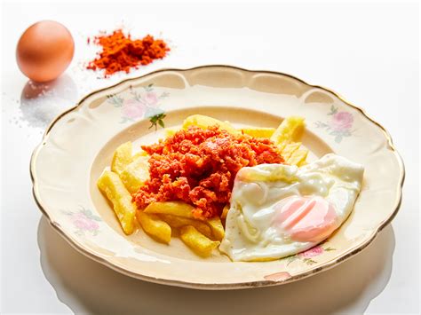 Picadillo Con Patatas Y Huevos Embutidos Jp