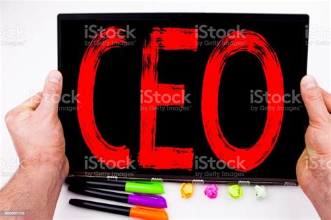 Ceo 텍스트 마커 펜 문구 용품 사무실에서 컴퓨터 태블릿에 작성 된 사업 운영 리더 비즈니스 경영자 대통령 흰색 배경 복사