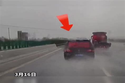 面包车雨雪天变道超车失去控制，先撞护栏再撞货车！