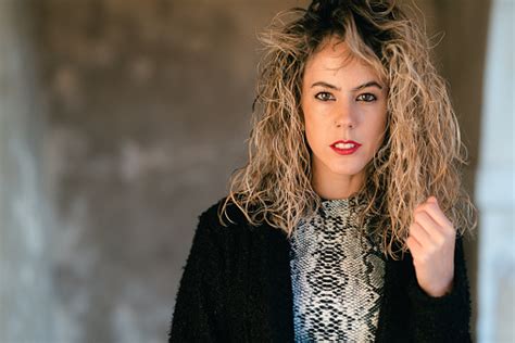 곱슬 머리와 젊은 Woma의 초상화를 닫습니다 텍스트 에 대한 복사 공간이있는 여자 곱슬 머리에 대한 스톡 사진 및 기타 이미지 곱슬 머리 관능 귀여운 Istock