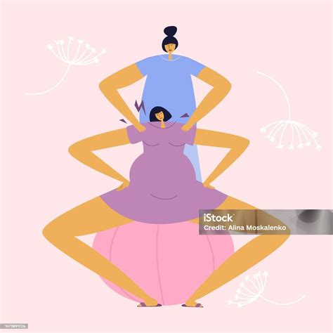 임산부는 아기를 낳고 둘라는 도움을 돕습니다 여성은 불편 함 허리 통증 통증 배가 있고 그녀는 공에 앉아 있습니다 조산사는