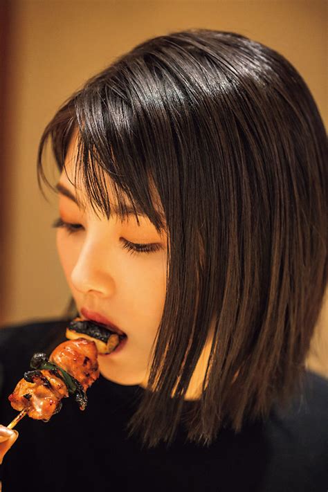 浜辺美波をダメ元でデートに誘ったら、“プラチナシート”と言われる特別な個室に来てくれた！[東京カレンダー]
