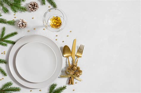 빈 접시 금 칼 붙이 와인 잔 및 흰색 배경에 전나무 가지를 제공하는 크리스마스 아름 다운 새해 테이블 설정 공간을 복사합니다 평면도 평면도 0명에 대한 스톡 사진 및 기타