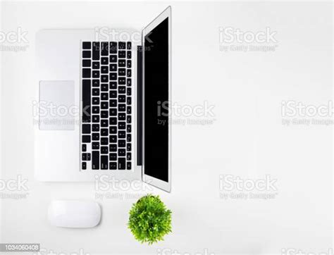 오픈 디스플레이 스크린 모니터 일기 흰색 배경 노트북 또는 Netbook 일 사무실 개념에 통신 기술에 고립 된 마우스와 노트북 컴퓨터의 상위 볼 수 있습니다 0명에 대한