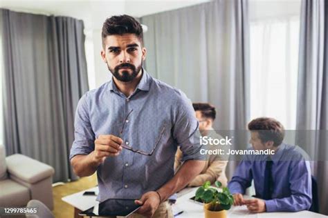 다양한 행복한 팀을 배경으로 사무실에서 포즈를 취하는 카메라를 바라보는 사업가 20 24세에 대한 스톡 사진 및 기타 이미지 20 24세 30 34세 40 44세