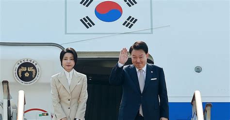 중앙아시아 3개국 순방 출국하는 윤석열 대통령 부부