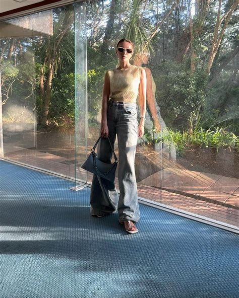 難波サキさんのインスタグラム写真 難波サキinstagram「 𝐈𝐭 𝐟𝐞𝐞𝐥𝐬 𝐥𝐢𝐤𝐞 𝐬𝐮𝐦𝐦𝐞𝐫🌴🍃 このデニムお気に入りで