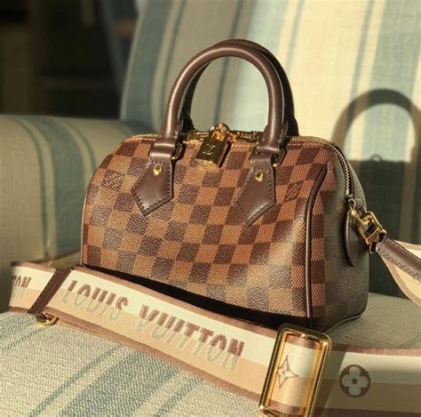 Ghim của Luana Isabele trên Bolsas