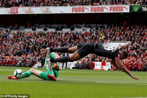 Petr Cech Joins Rio Ferdinand In Being Inducted Into The Premier League