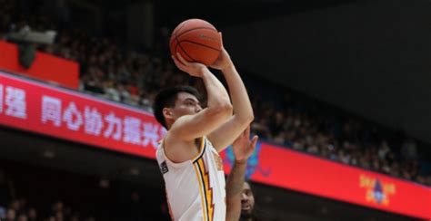 Cba裁判再次制造“冤案”，闫军把走步吹成“绝杀”，遭名嘴怒批腾讯新闻