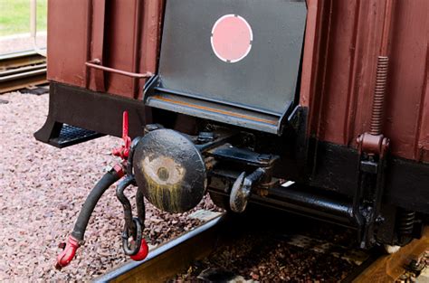 열차 마차의 철 커넥터의 클로즈업 디테일 뷰 철도 자동차 커플러 및 기차 버퍼 버퍼 및 체인 커플러 시레츠키 공원의 키예프 어린이 철도 강철에 대한 스톡 사진 및 기타