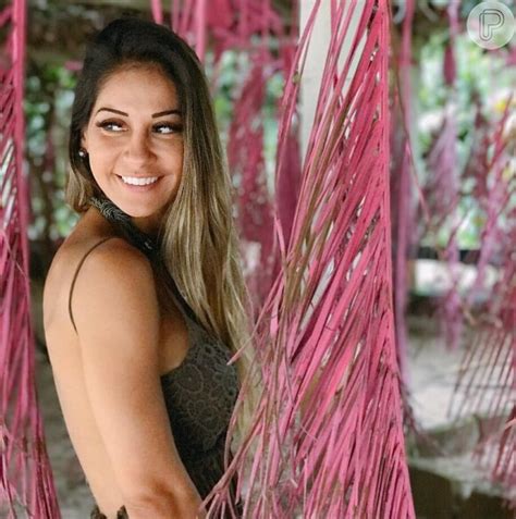 Foto Grávida de quatro meses Mayra Cardi mostrou a barriguinha nesta
