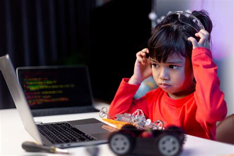 아시아 학생들은 집에서 Stem Steam 수학 공학 과학 기술 컴퓨터 코드 아이들을위한 로봇 공학 개념의 로봇 자동차 및 전자