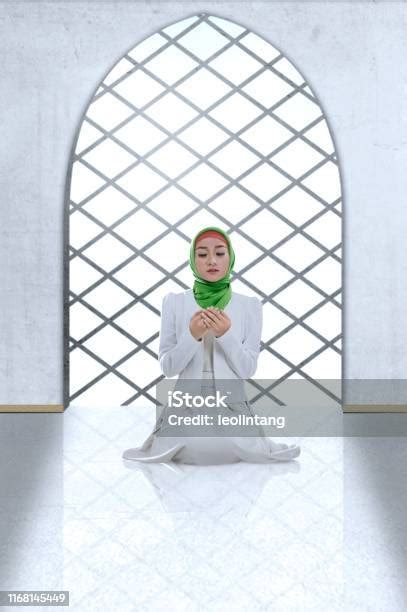 손을 들고기도하는 동안 기도 위치에 앉아 베일에 아시아 무슬림 여성 기도하기에 대한 스톡 사진 및 기타 이미지 기도하기