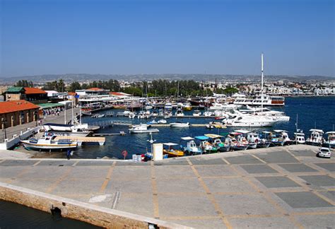 해변가 건물 및 도시 거리에서 볼 수 있는 Paphos 항구에서 계 류 낚시 보트 및 요트 0명에 대한 스톡 사진 및 기타