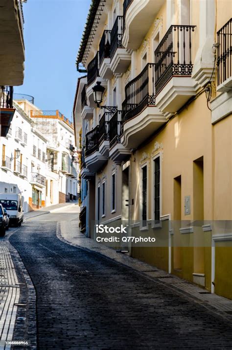 아름 답 고 그림 같은 좁은 거리와 건물 스페인 건축의 흰색 외관 거리에 대한 스톡 사진 및 기타 이미지 거리 건물 정면 건축 Istock