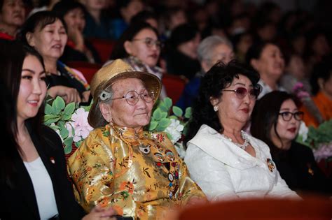 Салбар бүрийн шилдэг эмэгтэйчүүдийг шалгаруулав