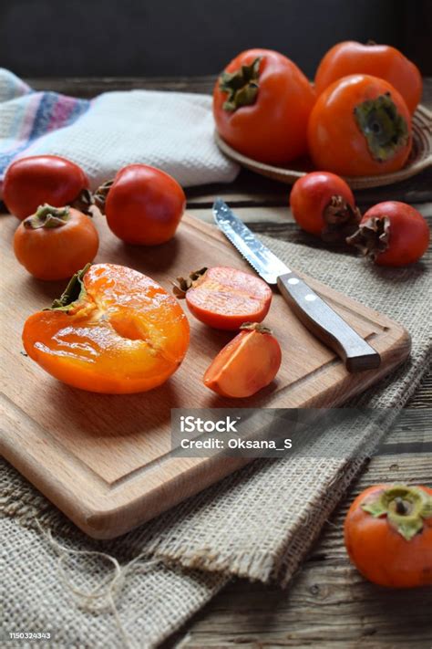 나무 배경에 감의 다른 품종 맛있게 익은 오렌지 감 유기농 과일 복사 공간 선택적 초점 가을에 대한 스톡 사진 및 기타 이미지