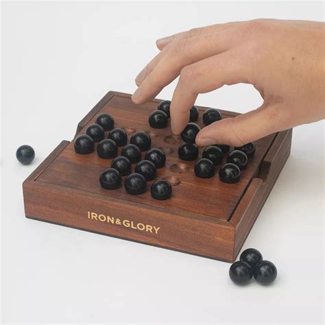 Jeu de Solitaire en Bois Retrouvez un jeu de société classique