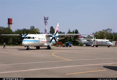 File:Antonov An-140-100, Ilyich Avia JP7193516.jpg - Wikimedia Commons