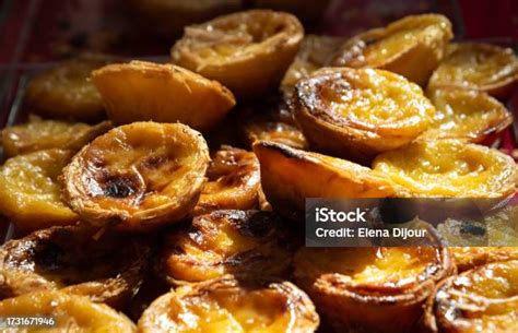 전통적인 포르투갈 음식 축제에서 파스텔 드 나타 타르트 근접 촬영 벨렘 리스본에 대한 스톡 사진 및 기타 이미지 벨렘 리스본 Egg Tart 리스본 Istock