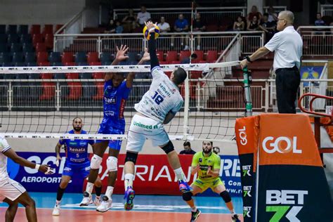 JOINVILLE VÔLEI É SUPERADO EM CASA PELO VÔLEI RENATA POR 3 SETS A 2