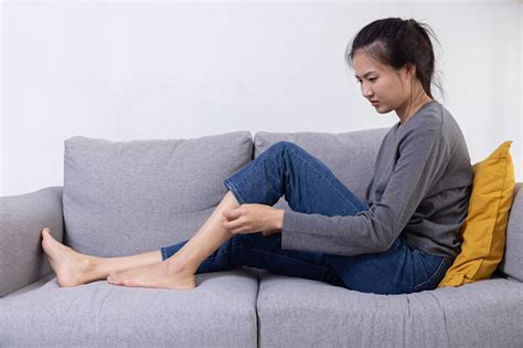 다리를 긁는 여자는 알레르기 가려운 피부로 고통받습니다 25 29세에 대한 스톡 사진 및 기타 이미지 25 29세 건조한