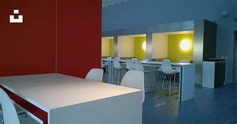 빨간 벽 옆에 하얀 테이블과 의자로 가득 찬 방 사진 Unsplash의 무료 건물 내부 이미지