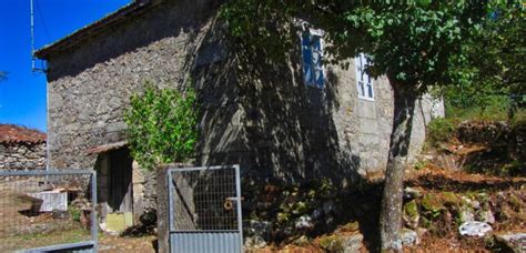 Bonita Casa Tradicional De Piedra Con Fincas Y Cobertizo