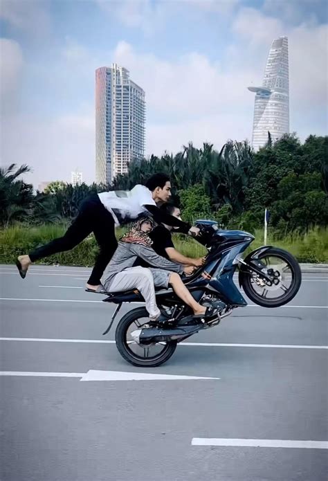 Xác Minh Hình ảnh Nhiều Người Chạy Xe Máy Bốc đầu Trong Khu đô Thị Thủ