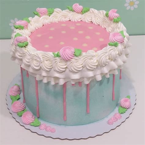 Bolo Decorado De Rosa E Branco