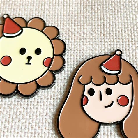 【磁吸金屬徽章】紅色小帽子 金屬徽章 別針 強磁 Pluddie 小女孩and花花獅｜徽章別針人氣榜 Pinkoi