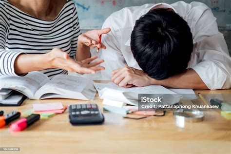 고등학교 또는 대학 아시아 학생 그룹 공부 하 고 읽고 수업 시간에 책상에 앉아 숙제 및 수업 연습 입구 교육 개념에 시험