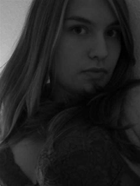 Ψηλό ξανθό μωρό ποζάρει για το φίλο της που είναι φωτογράφος αλλά οι