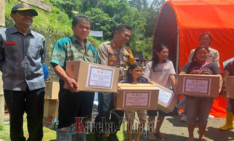 Kapolda Sulsel Bantu Korban Tanah Longsor Di Tana Toraja Kareba Toraja