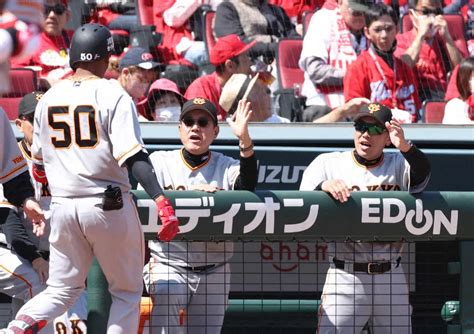 ＜広・巨3＞初回無死、先頭打者本塁打を放ったオコエ（左）を迎える原監督（中央）（撮影・平嶋 理子） ― スポニチ Sponichi Annex 野球