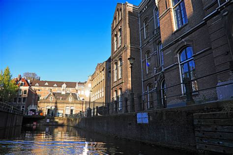 Rumah Khas Belanda Yang Dibangun Oleh Kanal Amsterdam Belanda Foto Stok