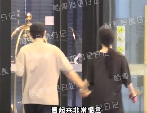 狗仔曝秦俊杰亲毛晓慧视频 两人牵手回酒店疑似恋情曝光 新浪图片