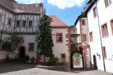 Lais Puzzle Kernburg Und Burghof Mittelalterliche Burg Breuberg 2 000