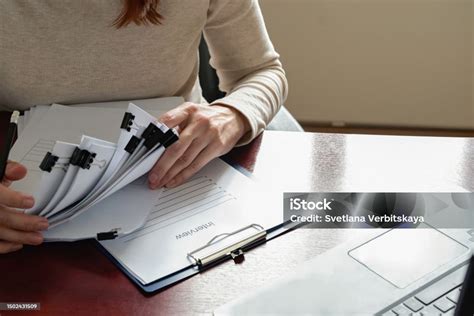 후보자의 이력서 면접 고용 및 채용의 개념 좋은 이력서 템플릿 만들기에 대한 팁 구직 신청을 고려하는 고용주 또는 채용 담당자의