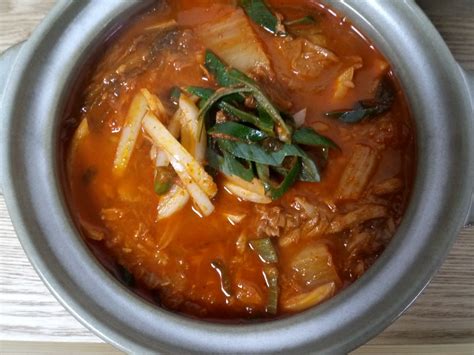 맛있게 익은 김장김치와 참치는 진리죠 참치김치찌개