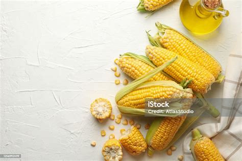 흰색 배경에 신선한 생 옥수수와 구성 상단 보기 겉껍질에 대한 스톡 사진 및 기타 이미지 겉껍질 구도 냅킨 Istock