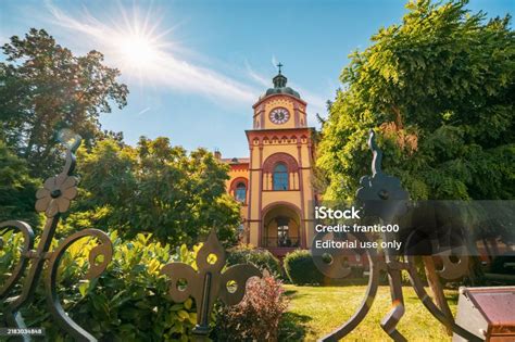 유서 깊은 체육관은 눈에 띄는 건축물이 특징이며 마을의 교육 유산의 랜드마크입니다 0명에 대한 스톡 사진 및 기타 이미지 0명 Vojvodina Province 거리