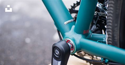 검은 색과 빨간색 핸들 바가있는 파란색 자전거 사진 Unsplash의 무료 자전거 이미지