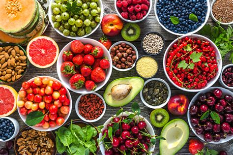 건강 식품의 선택입니다 Superfoods 다양 한 과일 및 여러 열매 견과류와 씨앗 0명에 대한 스톡 사진 및 기타 이미지