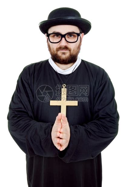 年轻男子身着神父的服装全身长在白色上被孤立高清图片下载 正版图片303810978 摄图网