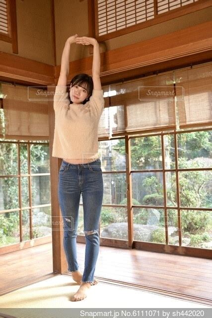 和室でポーズをとるデニムを履いたスリムな若い女性の写真・画像素材 Snapmart（スナップマート）